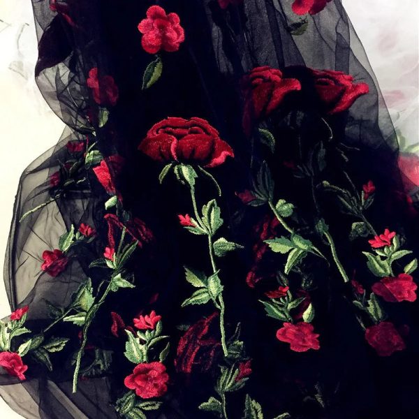 Gotska obleka s krilom iz črnega tila z vezenjem vrtnic - Gothic Shop