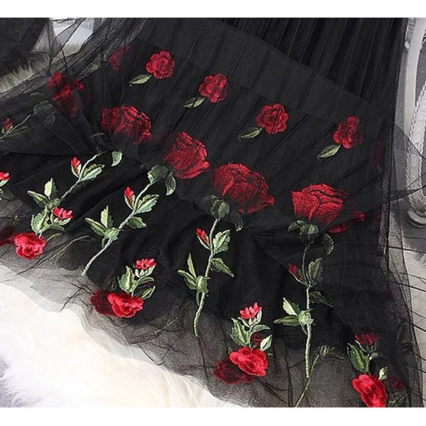 Gotska obleka s krilom iz črnega tila z vezenjem vrtnic - Gothic Shop